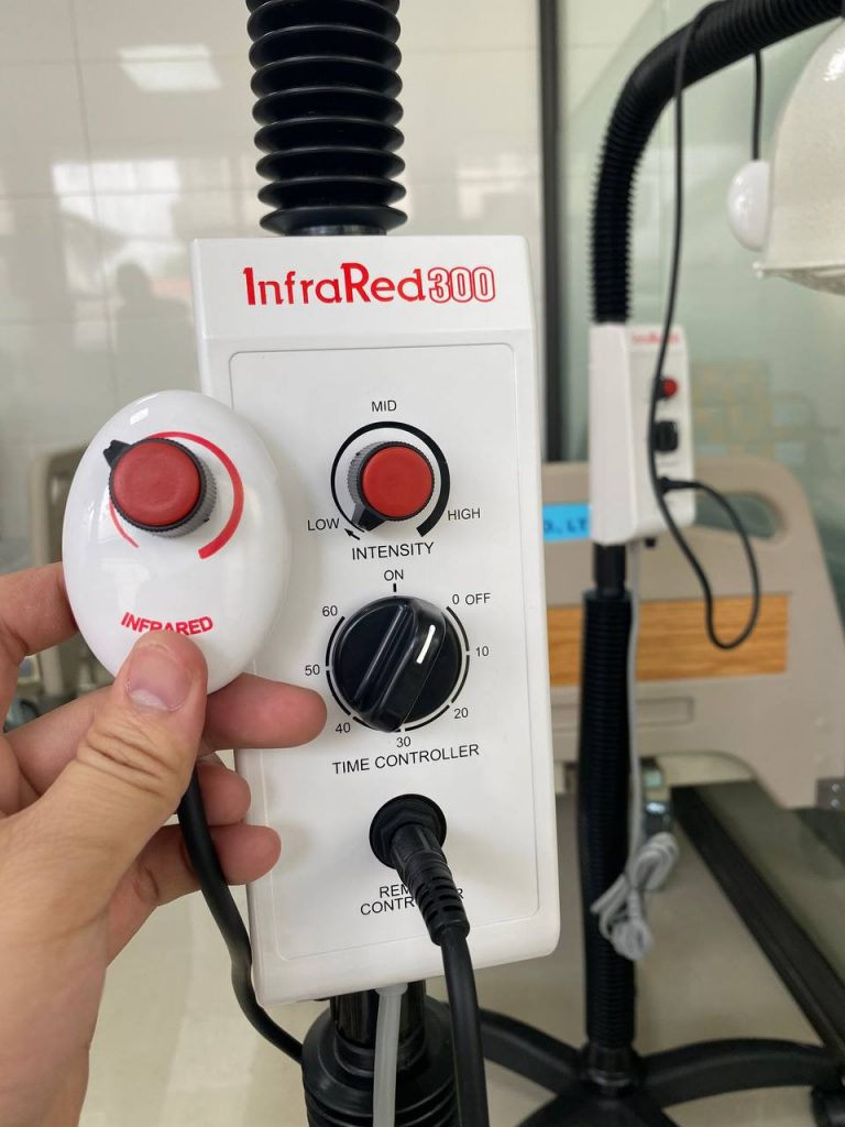 Sử dụng đèn hồng ngoại tại nhà điều trị bệnh xương khớp